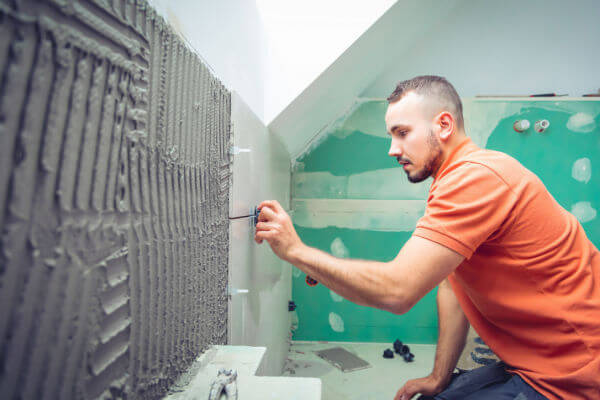 man-lagger-plattor - Byggledarna.se